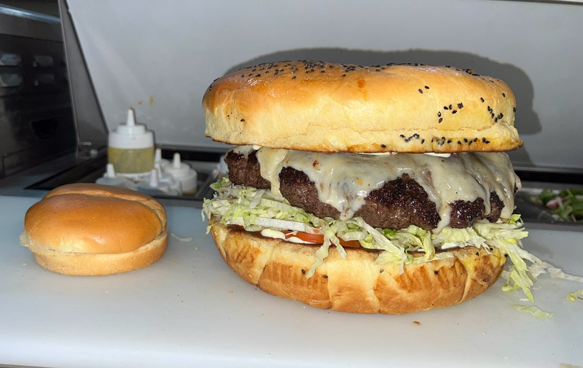 Sully's GastroPub's 6lb Burger Challenge in Idaho Falls, Idaho ...